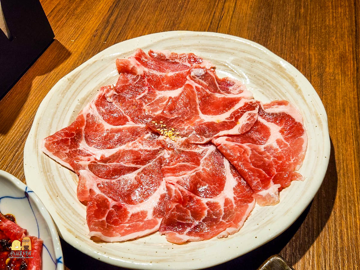 燒肉PUNCH東區三號店，東區肉質不差的精緻燒烤，但對錢包造成大量PUNCH傷害又吃不飽，哭阿! @D&W黑白雙搭